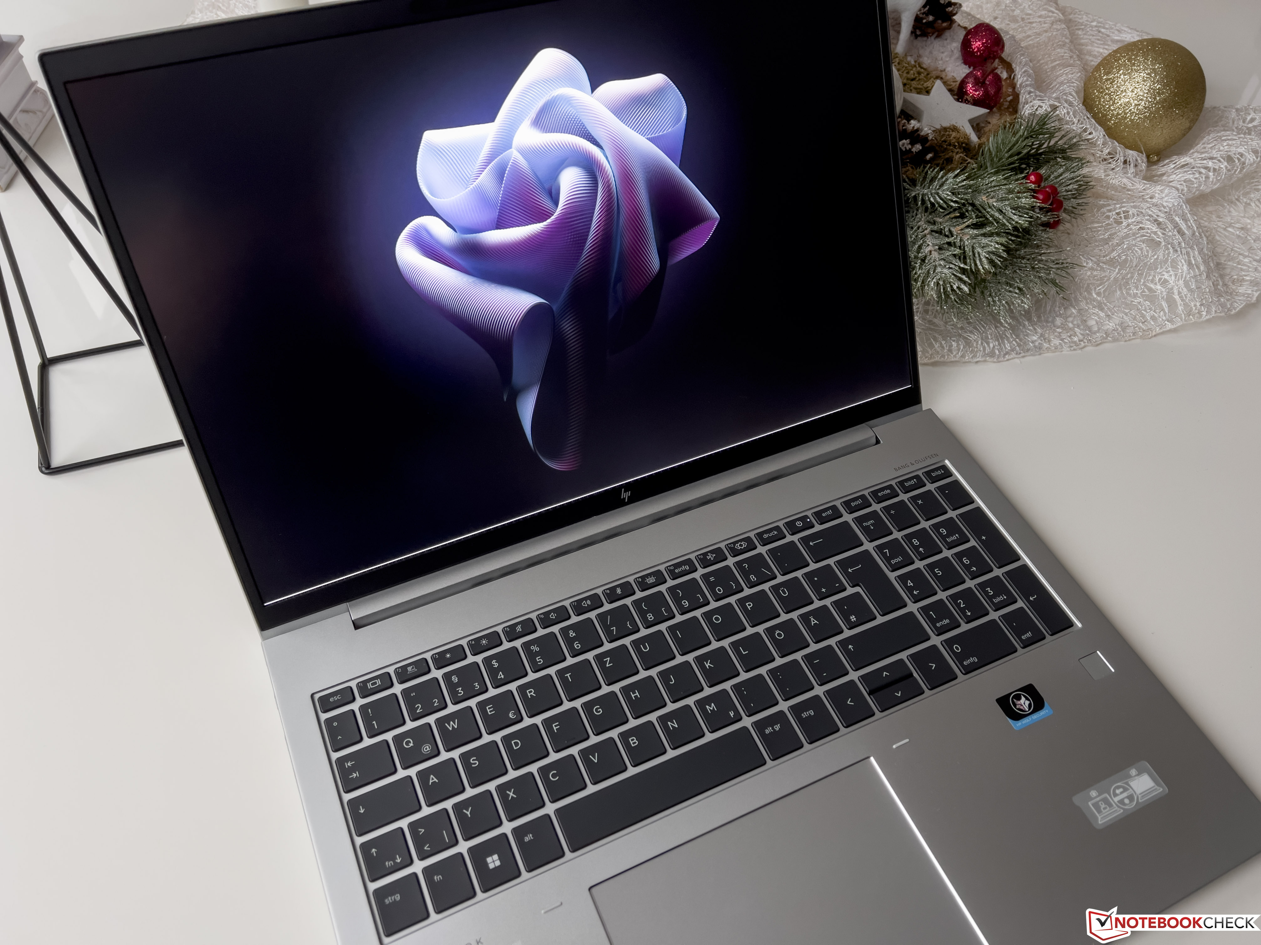 Recenzja laptopa HP EliteBook 865 G9 - 1000-nitowy wyświetlacz Sure ...
