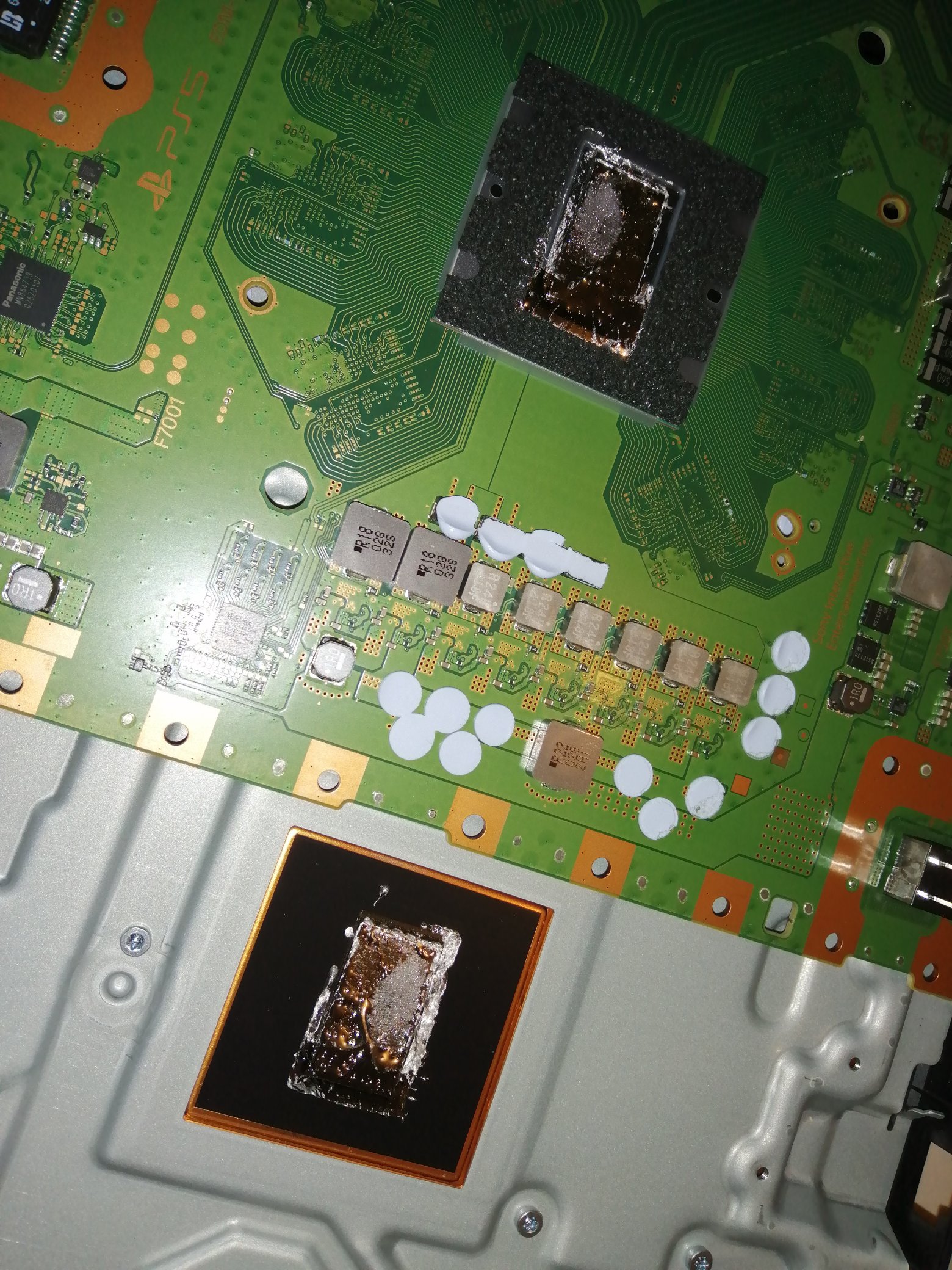 Wyciek ciekłego metalu w pozycji stojącej PlayStation 5 to przypadek, w ...